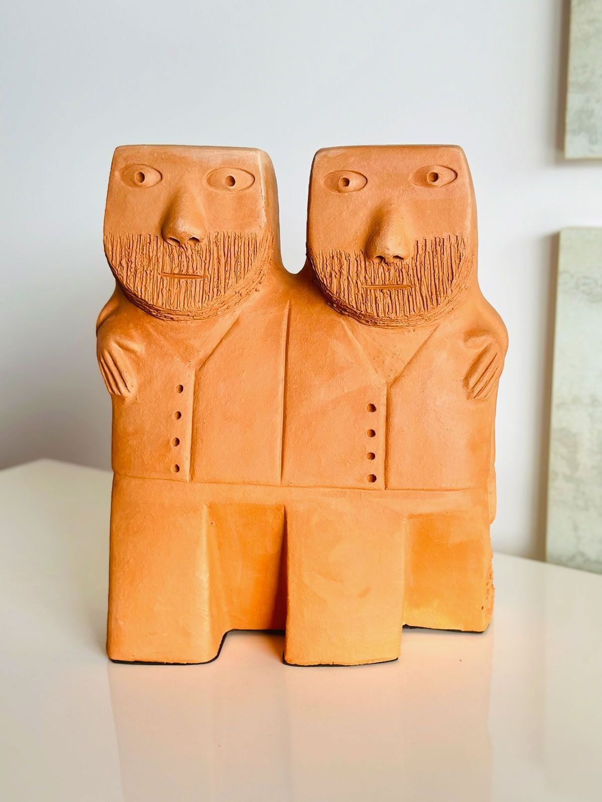 Escultura Casal de Homens Passeando em Cerâmica. Mano de Baé ...