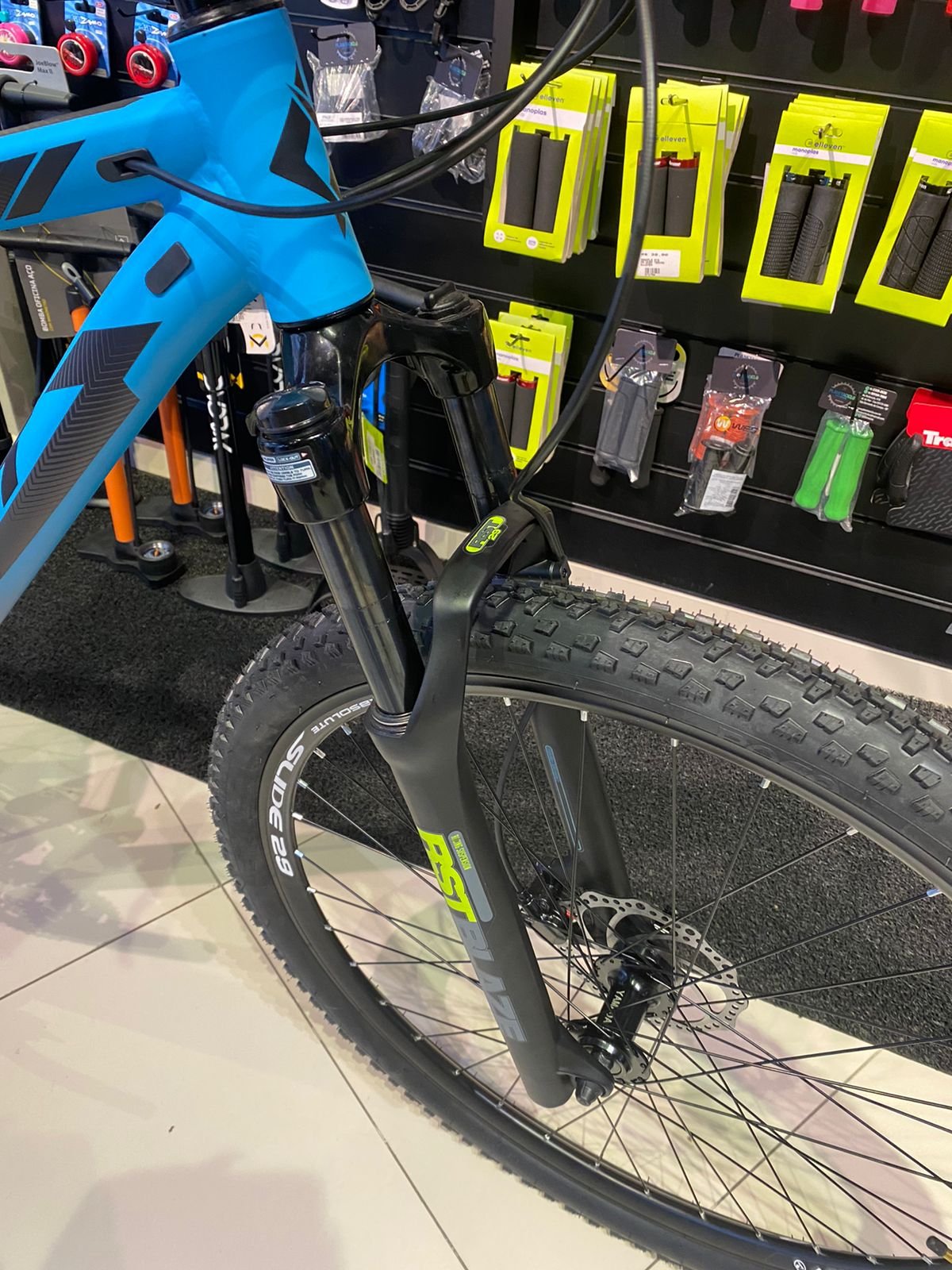 Bicicleta First Smitt Platinum Vermelho/Preto Fosco TAM 19 | MadeiraMadeira