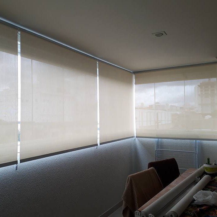 Persiana rolo tela solar 5% sacada 0,90m x 1,90m c/ bandô | MadeiraMadeira