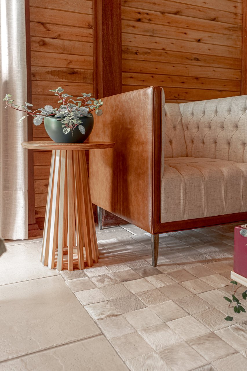 Mesa Lateral Apoio Redonda Cone Madeira Ripada Design Luxo | MadeiraMadeira