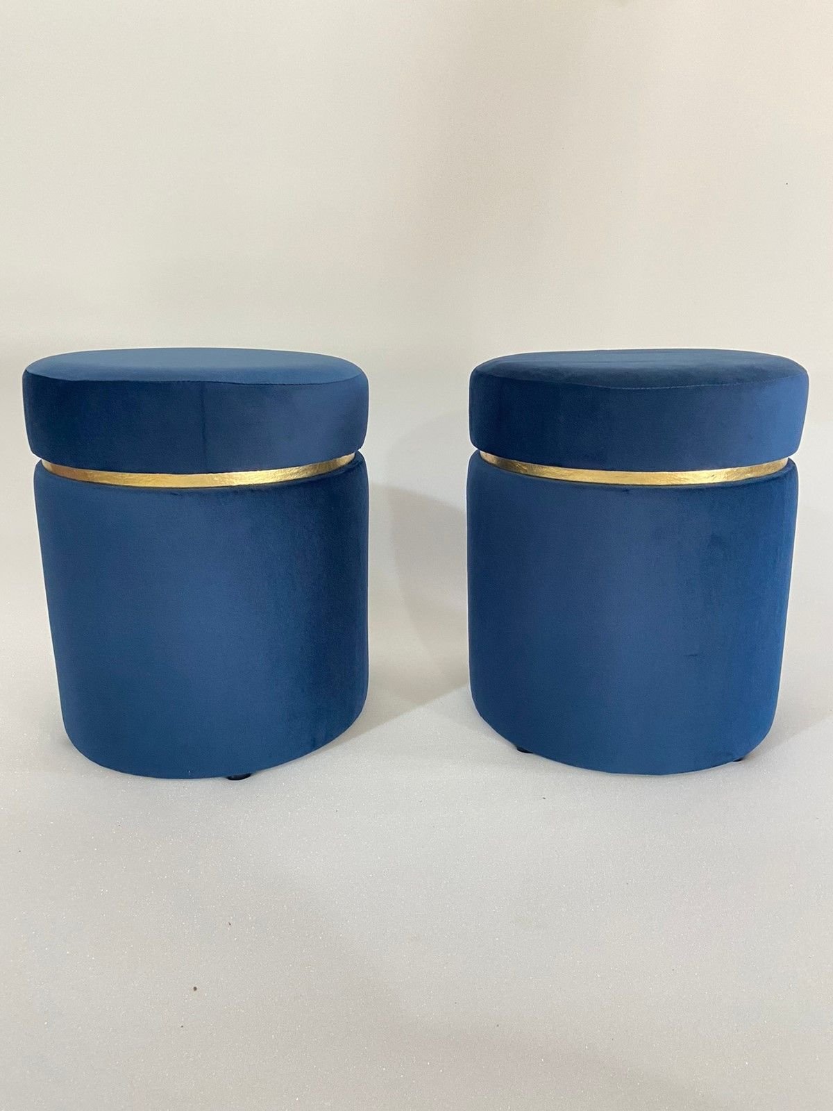 Kit 2 Puffs Decorativo Redondo em Veludo Azul com Detalhe Dourado ...