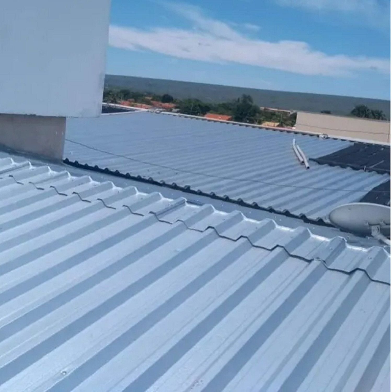 Telha Trapezoidal Galvanizada em Galvalume Aluzinco 240cm x 98cm - 5 unidades | MadeiraMadeira