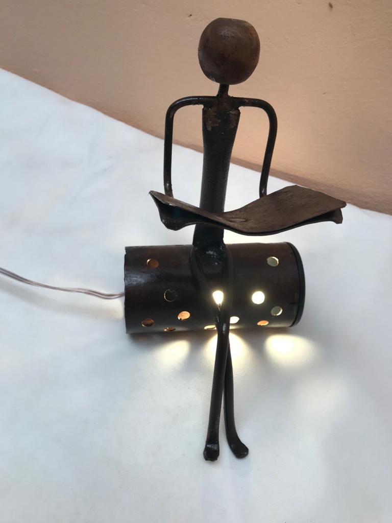 Escultura Luminária Ferro Leitor Sentado | MadeiraMadeira