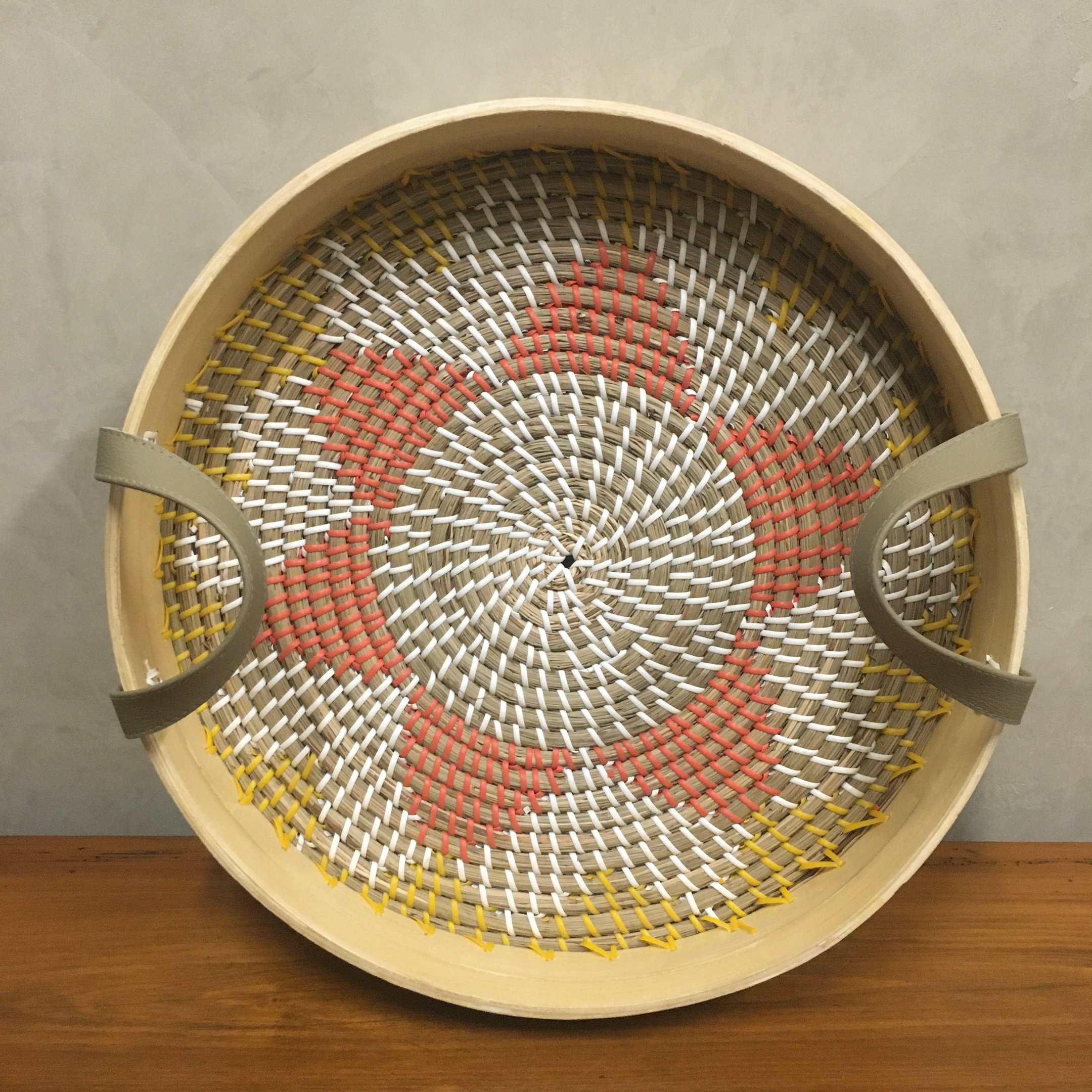 Bandeja Redonda Em Fibra Natural Colorida - Unidade Média | MadeiraMadeira
