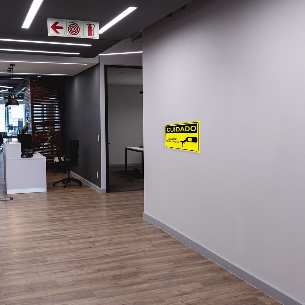 Placa de Sinalização Cuidado Manuseie com Atenção em Pvc | MadeiraMadeira