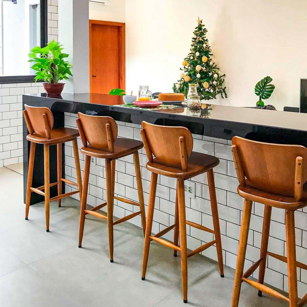 kit 2 banquetas altas para cozinha americana bancada em madeira com encosto | MadeiraMadeira